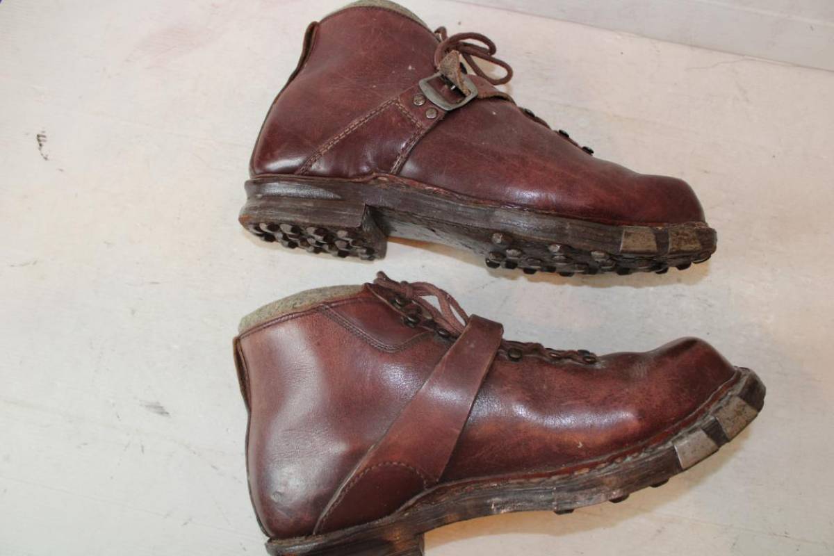 Paire brodequins cloutés type montagne officier - Ventes d'antiquités ...